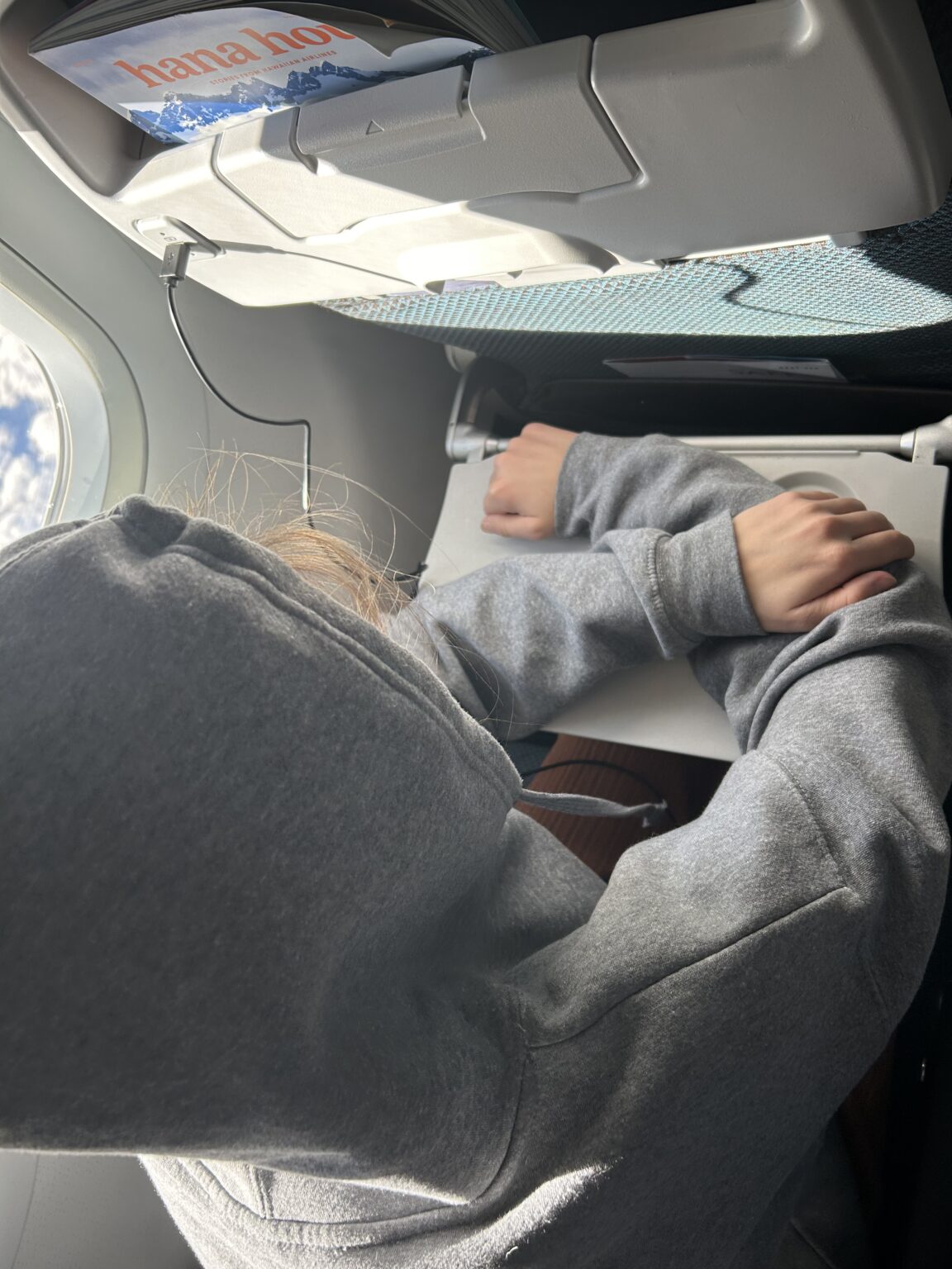How to Fall Asleep on a Plane: The 3 Most Comfortable Ways to Sleep on ...